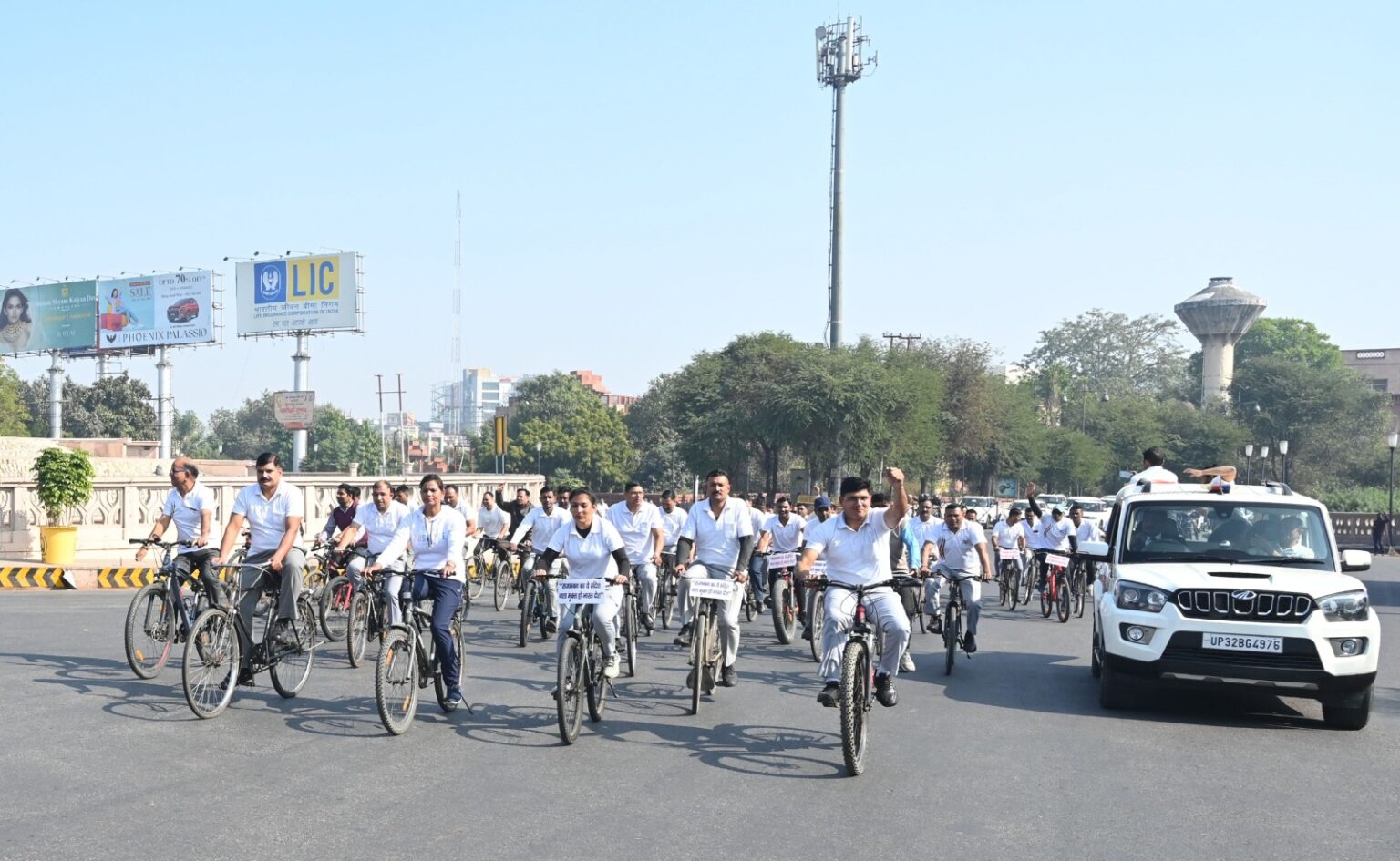 Governor Flags Off Drug Awareness Cycle Rally on Uttar Pradesh ...